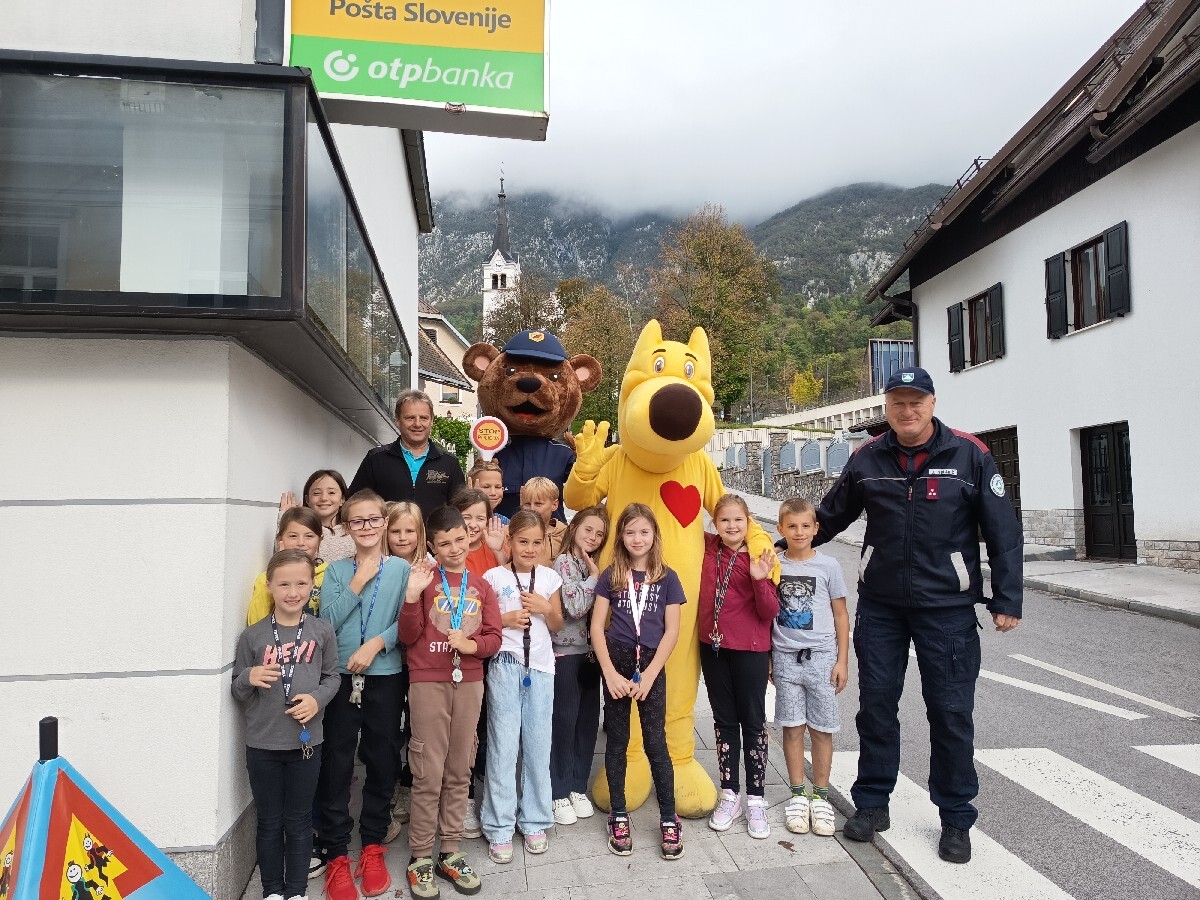 KUŽA PAZI IN POLICISTKA PIKA RAZVESELILA OTROKE V BOVCU - obcina.bovec.si